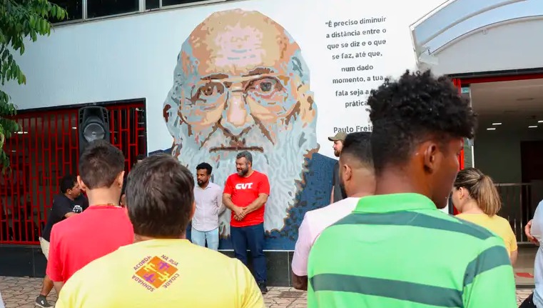 O método Paulo Freire alicia estudantes para a seita woke ...